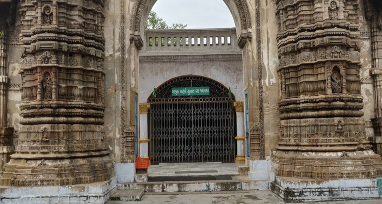 Sidi Bashir Mosque / Jhulta Minar /The Shaking Minarets Ahmedabad ...